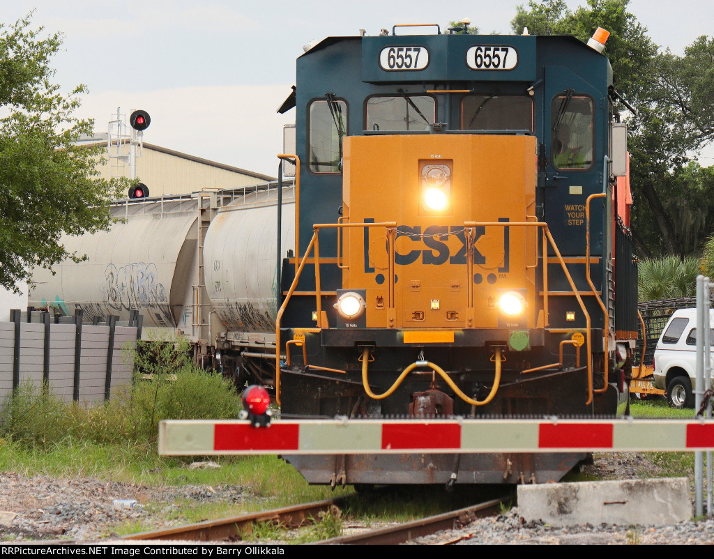 CSX 6557 coming onto Neve Spur from A Line at 7th Ave crossing